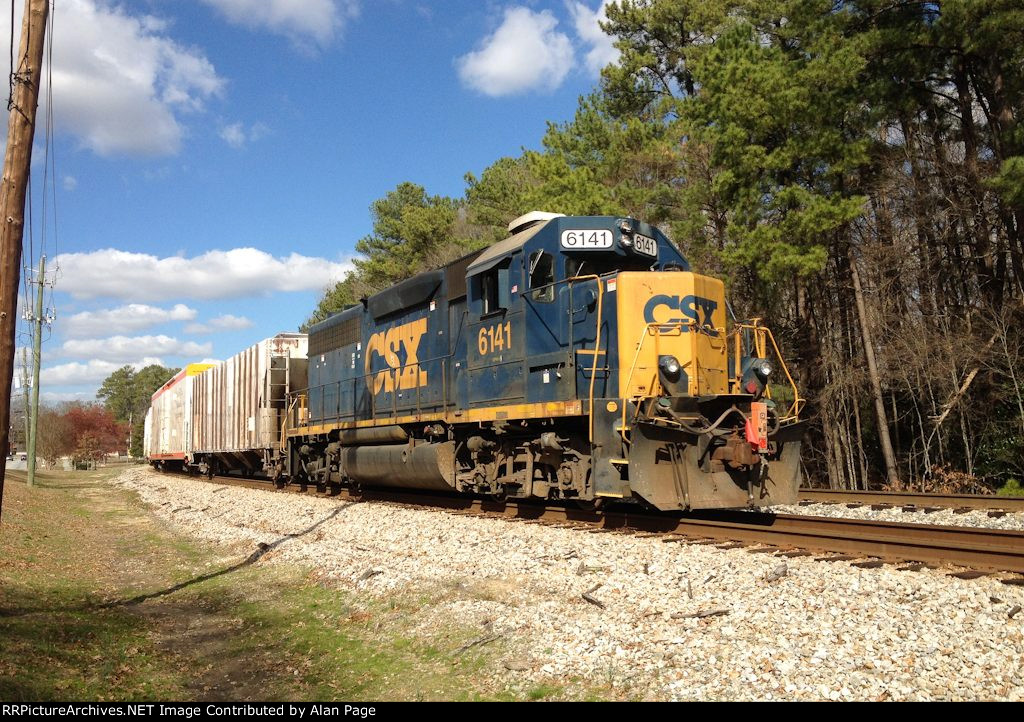 CSX GP40-2 6141 waits for green
